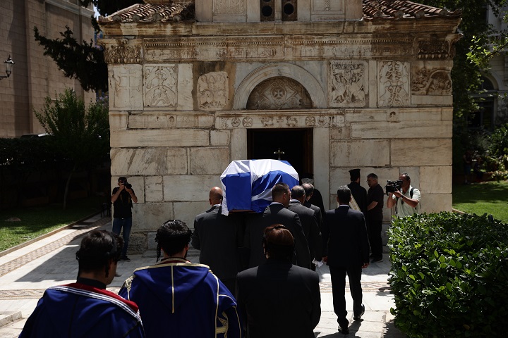 Σε λαϊκό προσκύνημα η σορός του Γ.Μαρκόπουλου - Το απόγευμα η κηδεία ...