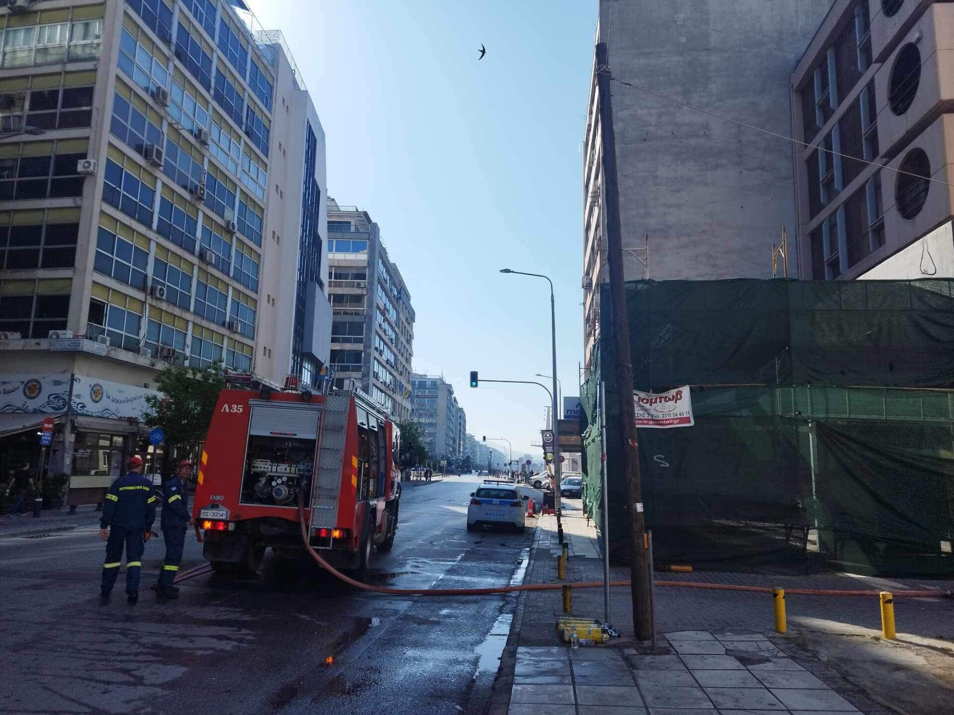 Επιχείρηση κατάσβεσης φωτιάς σε κέντρο διασκέδασης κοντά στο λιμάνι της ...