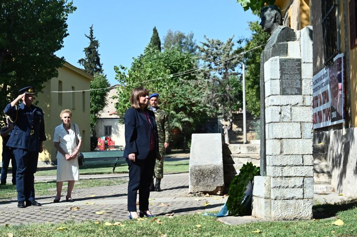 Η Κ.Σακελλαροπούλου κατέθεσε στεφάνι στην προτομή του Σπ.Μουστακλή στα ...