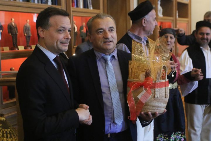 Χ.Δούκας: Να γιορτάσουμε τη στολισμένη Αθήνα και να ανοίξουμε την ...