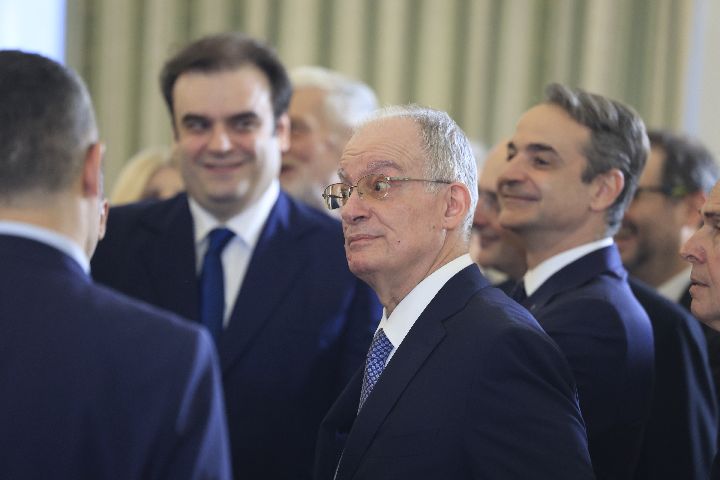 Ο Κ.Τασούλας είχε σύντομη συνομιλία με τους νέους υπουργούς και ...