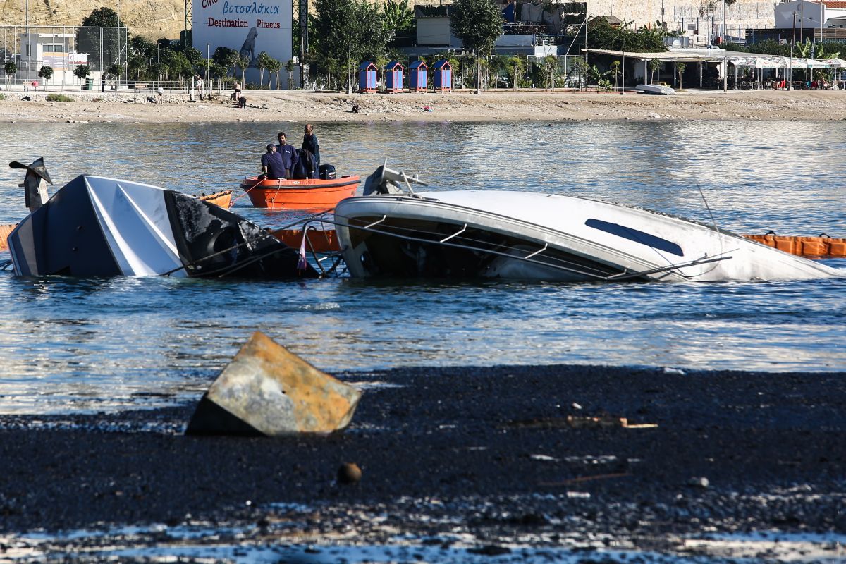 Πειραιάς: Τέσσερα σκάφη βυθίστηκαν μετά από μεγάλη πυρκαγιά στη Μαρίνα ...