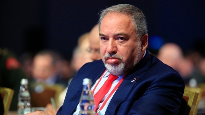 Παραιτήθηκε ο υπουργός Άμυνας του Ισραήλ Αβίγκντορ Λίμπερμαν - The ...