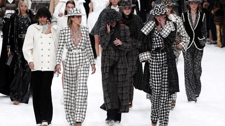 Ενός λεπτού σιγή στο ντεφιλέ της Chanel στη μνήμη του Καρλ Λάγκερφελντ ...